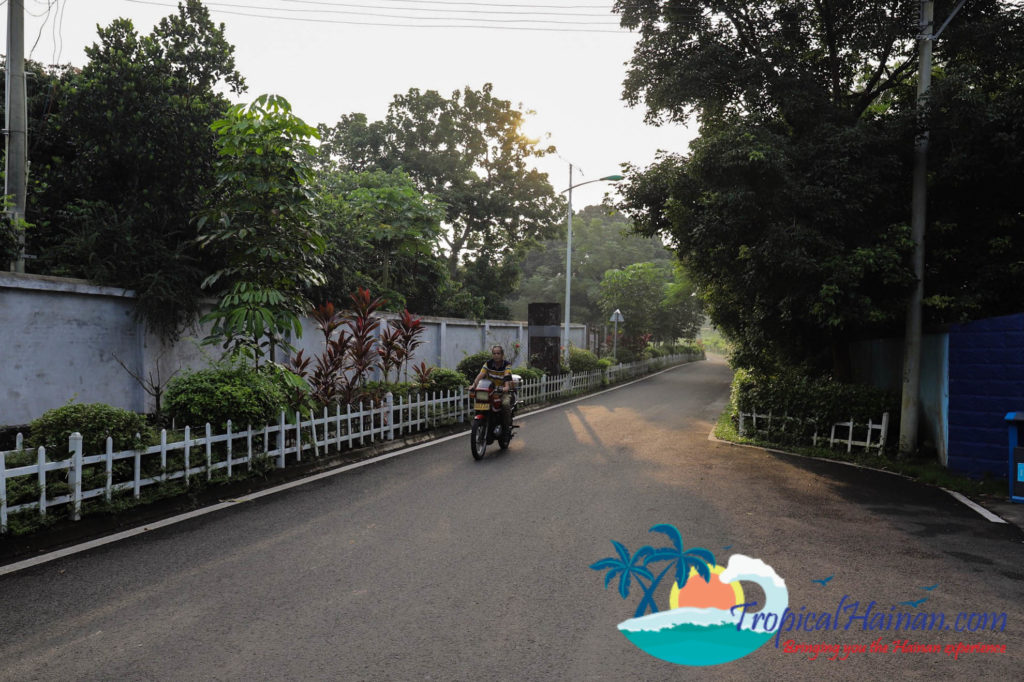 Discover the Haikou countryside by bicycle on Hainan Island ...