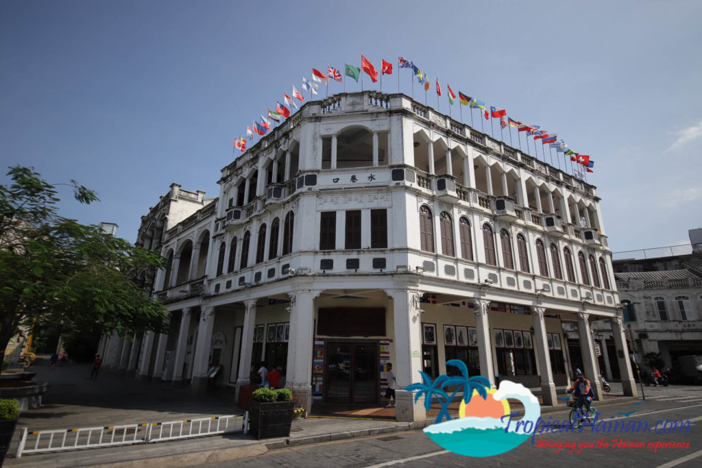 Wonderful coffee, art and books all in one great location in Haikou old ...