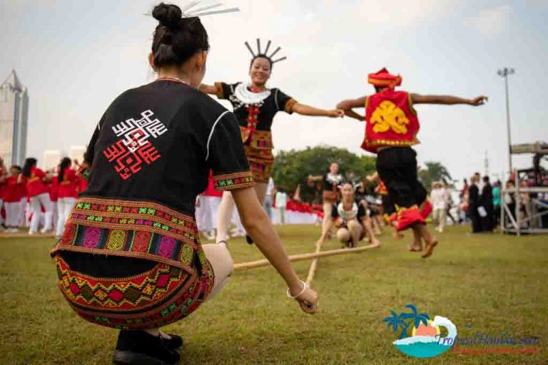 10,000 Bamboo Dancers Celebrate Across Hainan