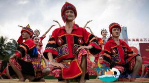 10,000 Bamboo Dancers Celebrate Across Hainan