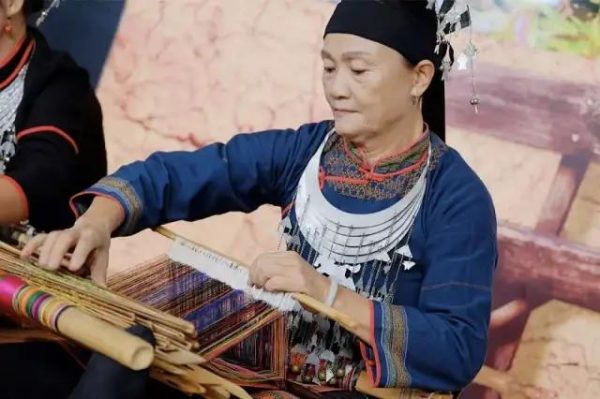 Beautiful craftwork representing the characteristics of Hainan and its ...