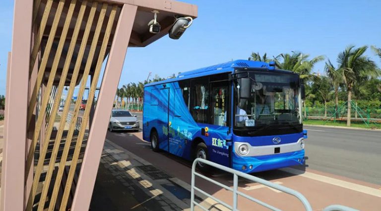 Self-driving bus makes first trial run in Haikou Jiangdong New Area ...